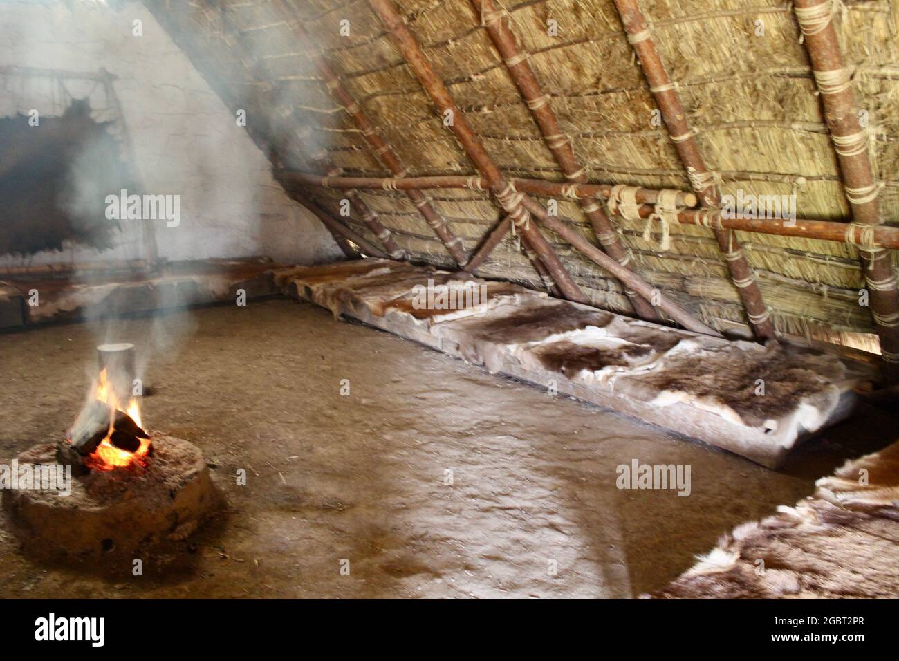 Butser Ancient Farm - Internal view of neolithic house with open fire ...
