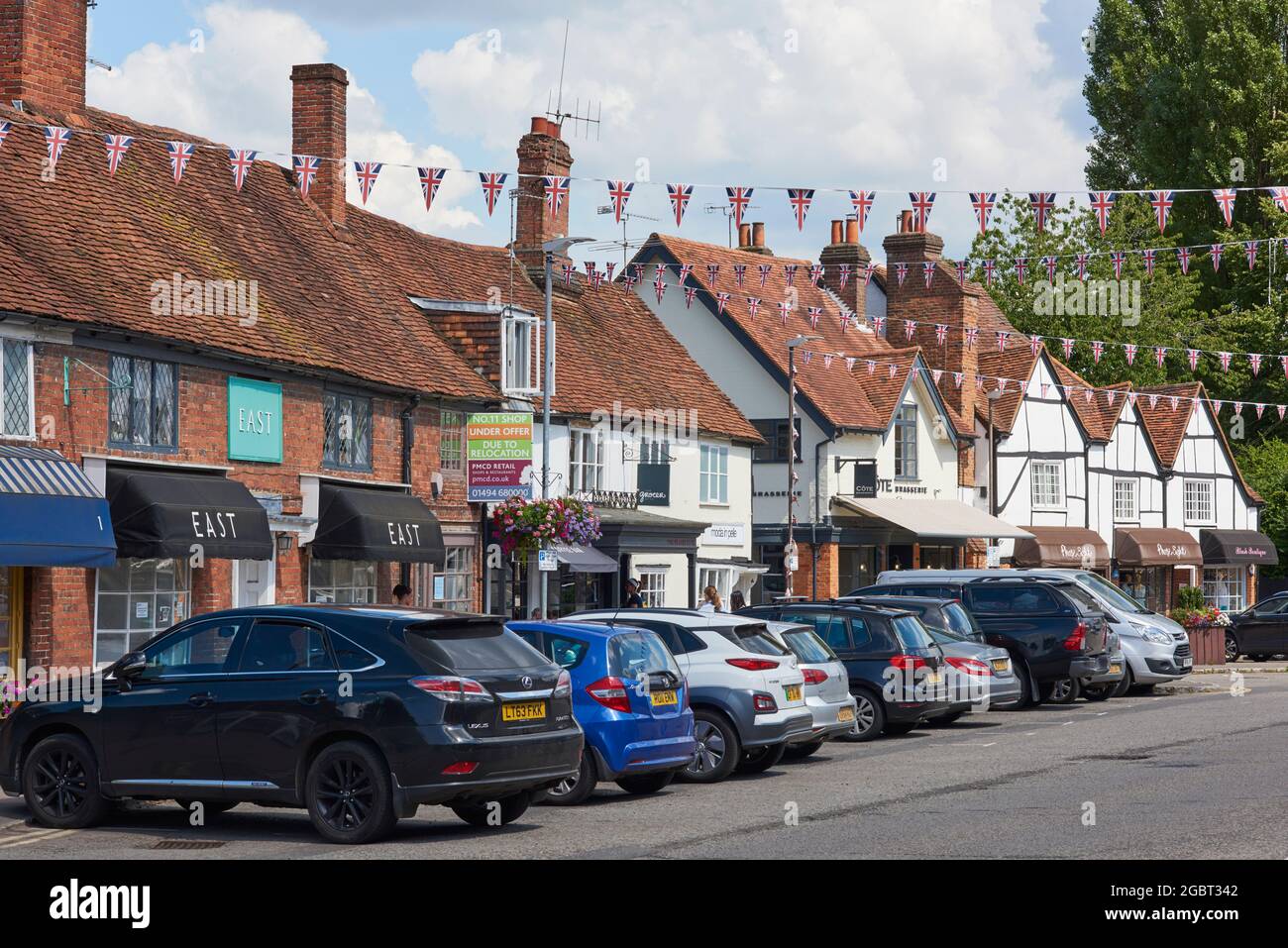Restaurants and shops along The Broadway in Old Amersham ...