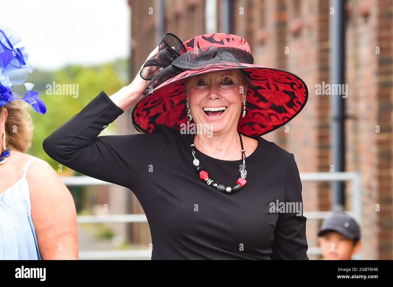 Female racegoers on ladies day hi-res stock photography and images - Alamy