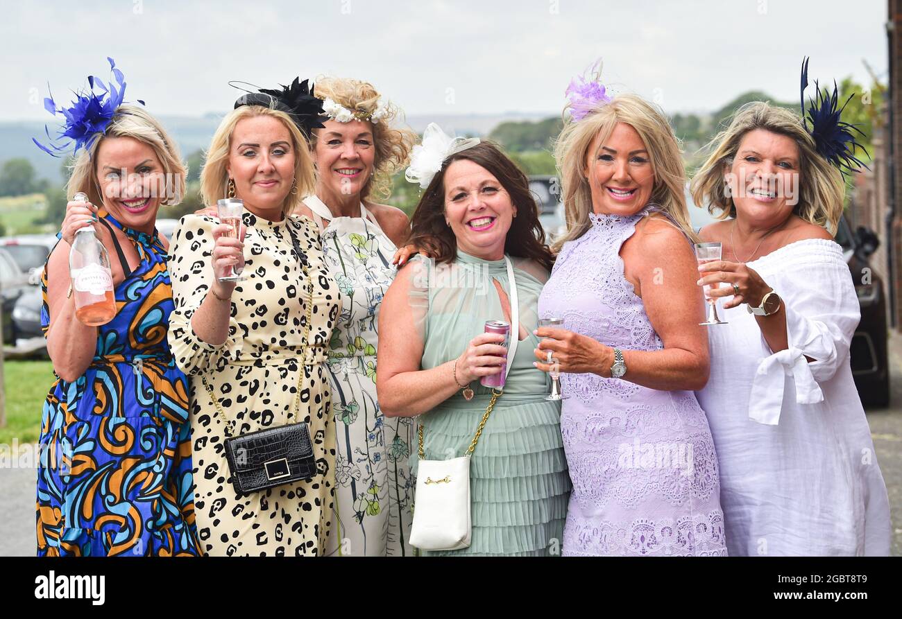 Ladies celebrating at races hi-res stock photography and images - Alamy
