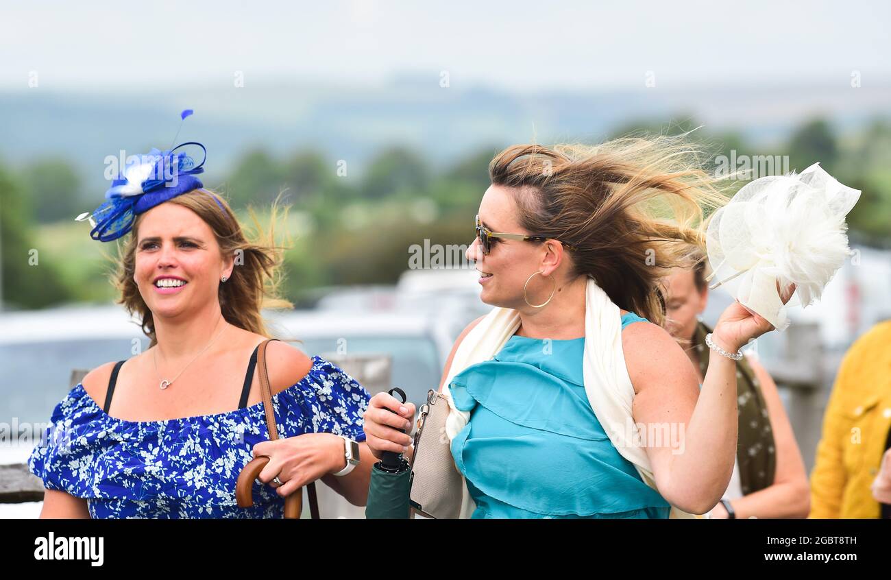 Brighton races ladies day hi-res stock photography and images - Alamy