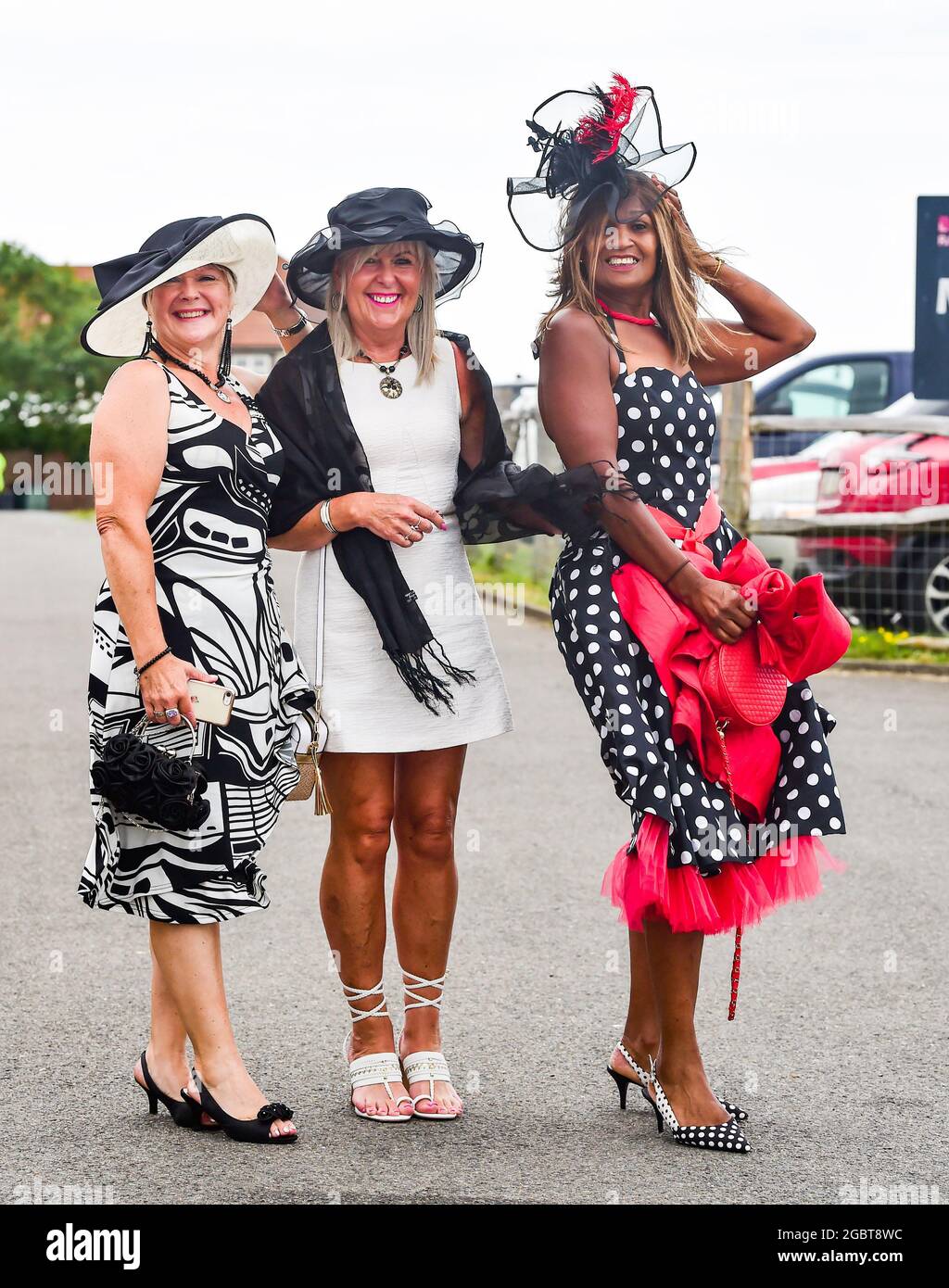 Brighton races ladies day hi-res stock photography and images - Alamy