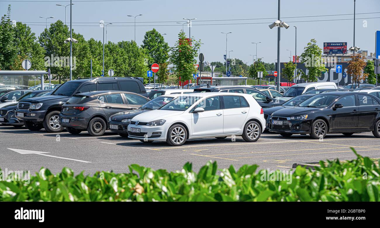 Large parking car parking lot hi-res stock photography and images - Alamy