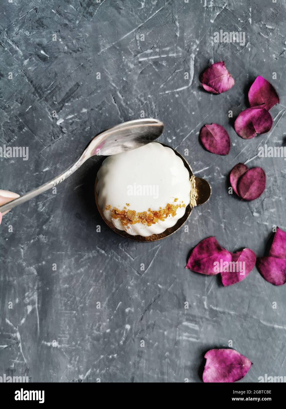 Small cake hi-res stock photography and images - Alamy