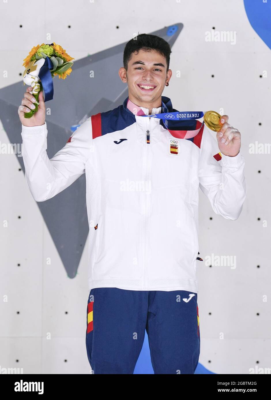 Alberto Gines Lopez of Spain poses with his gold medal in the men's ...