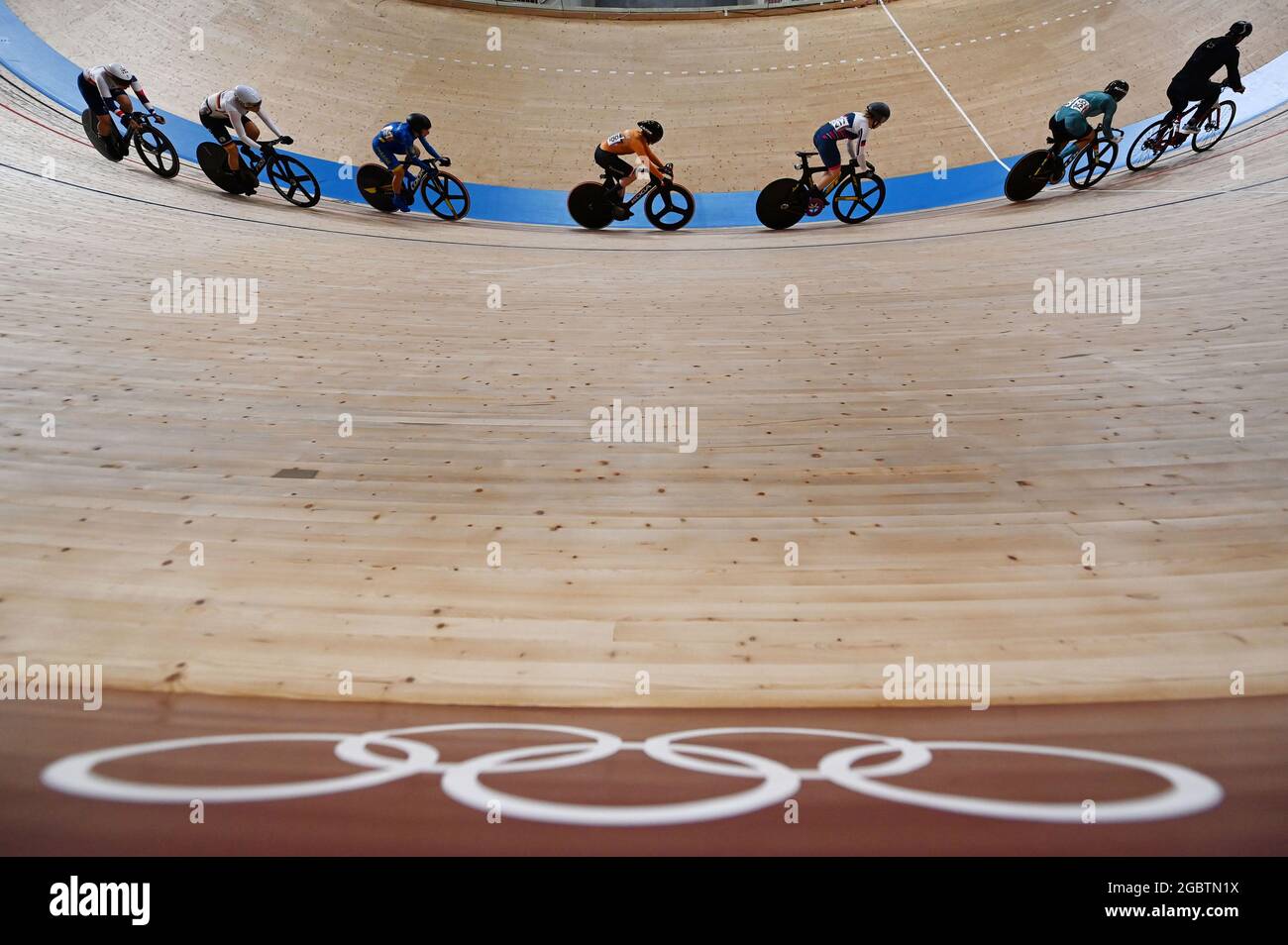 (210805) --IZU, Aug. 5, 2021 (Xinhua) -- Cyclists compete during ...