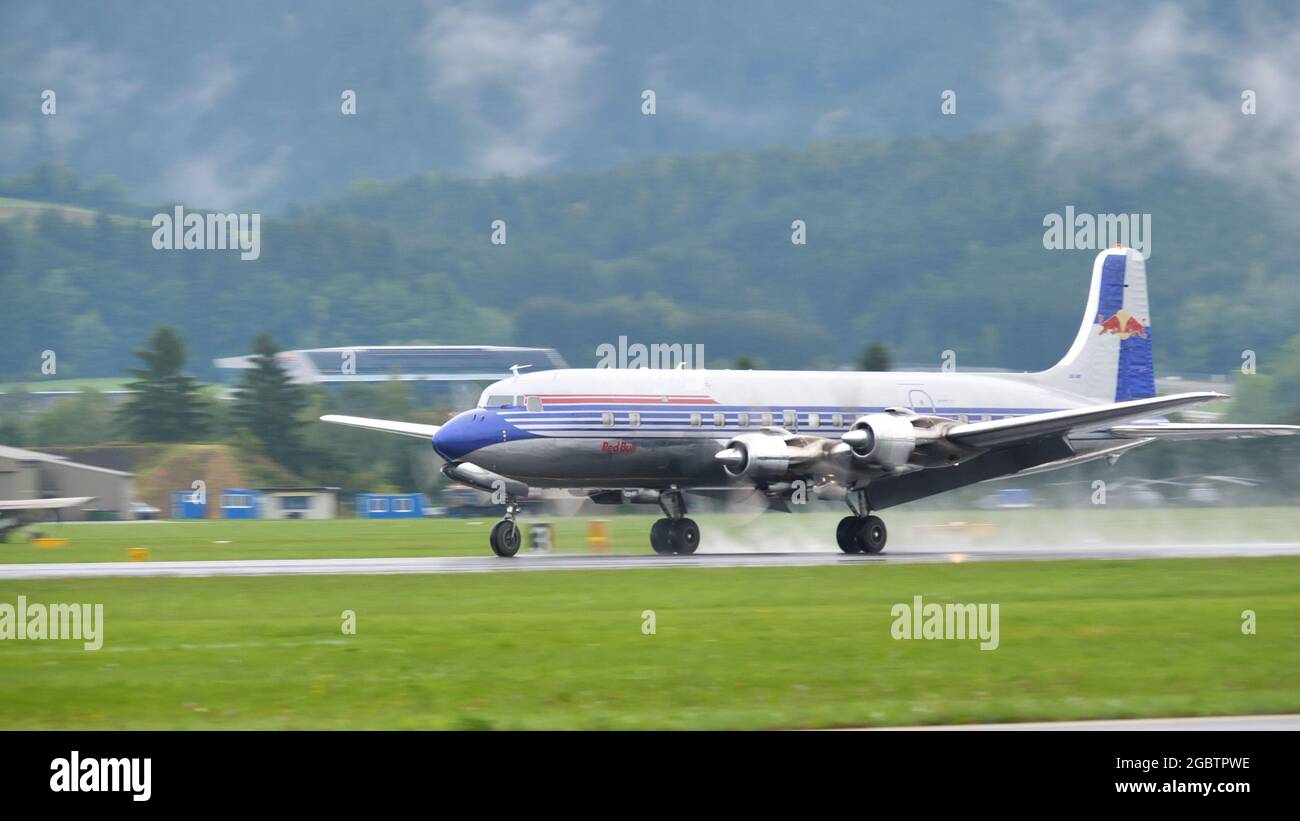 Four engine propeller aircraft hi-res stock photography and images - Alamy
