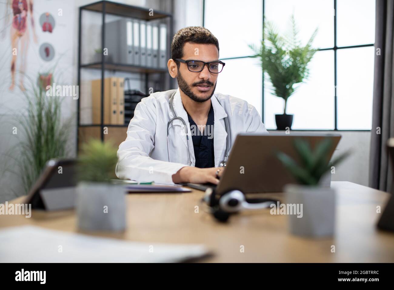 Indian doctor hospital patient writing hi-res stock photography and ...