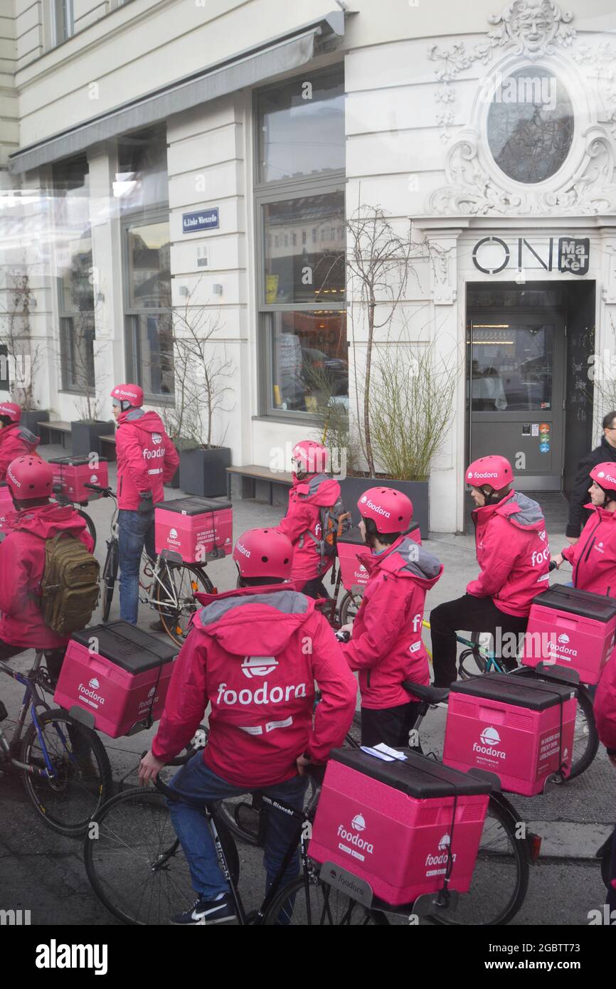 Delivery men hi-res stock photography and images - Alamy