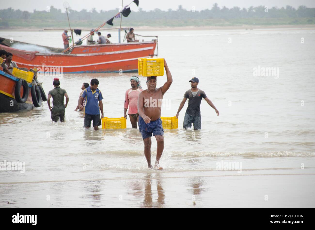 Trawler loading hi-res stock photography and images - Alamy