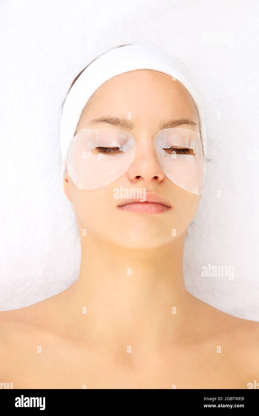 Eyes Treatment with cloth mask Stock Photo - Alamy