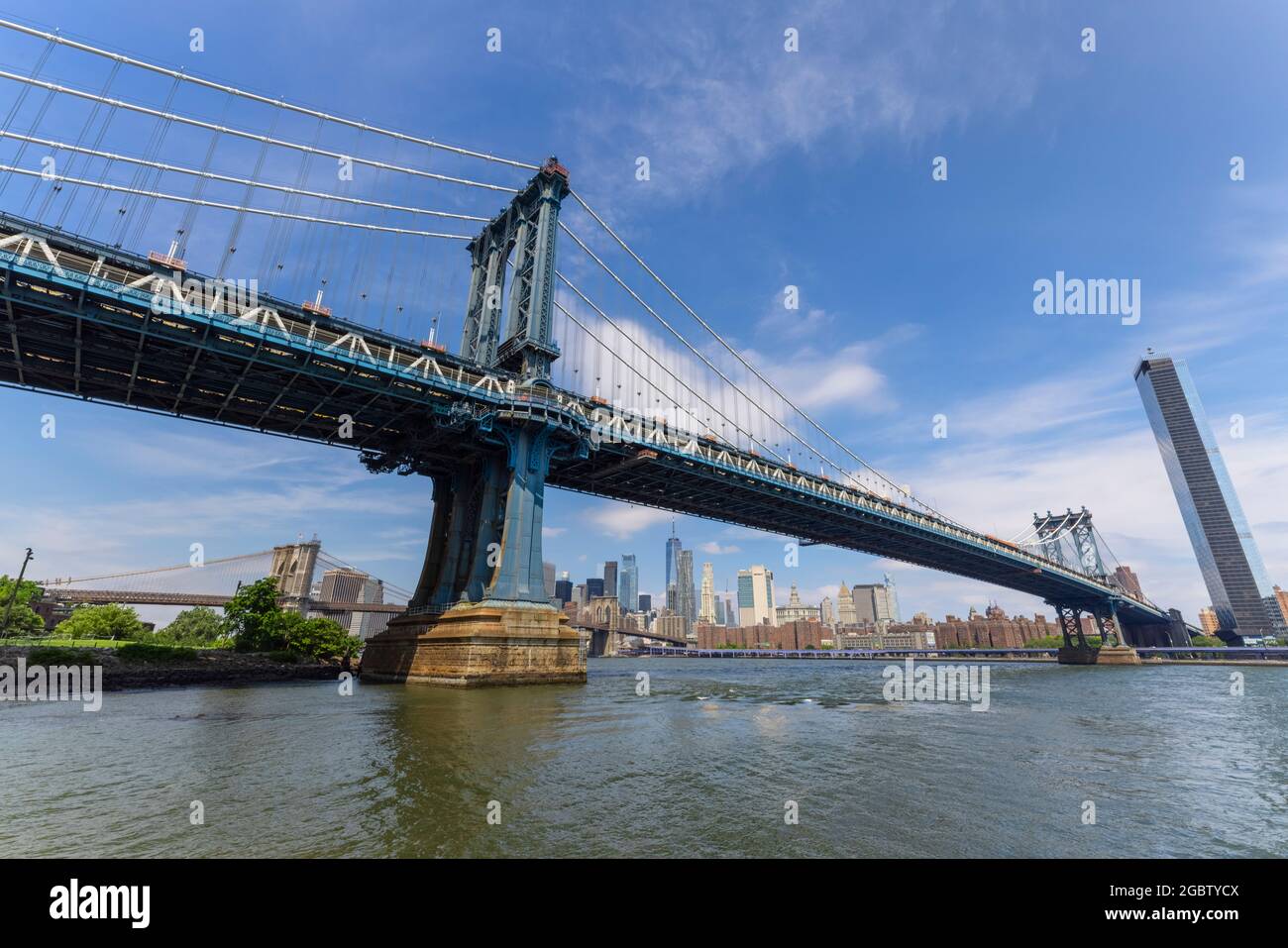 Manhattan Bridge crosses over the East River NYC Stock Photo - Alamy