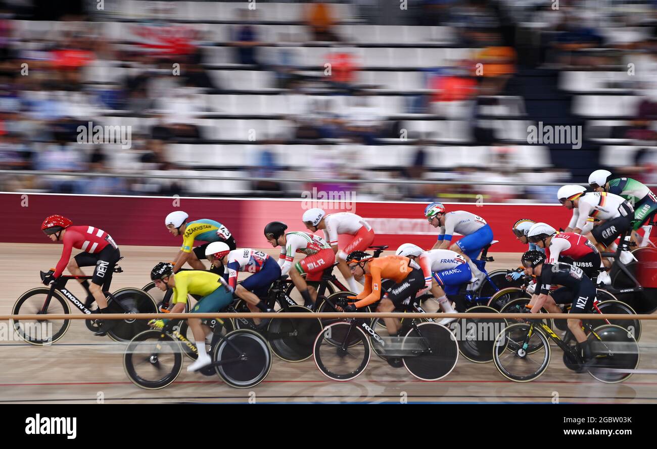 (210805) --IZU, Aug. 5, 2021 (Xinhua) -- Cyclists compete during ...