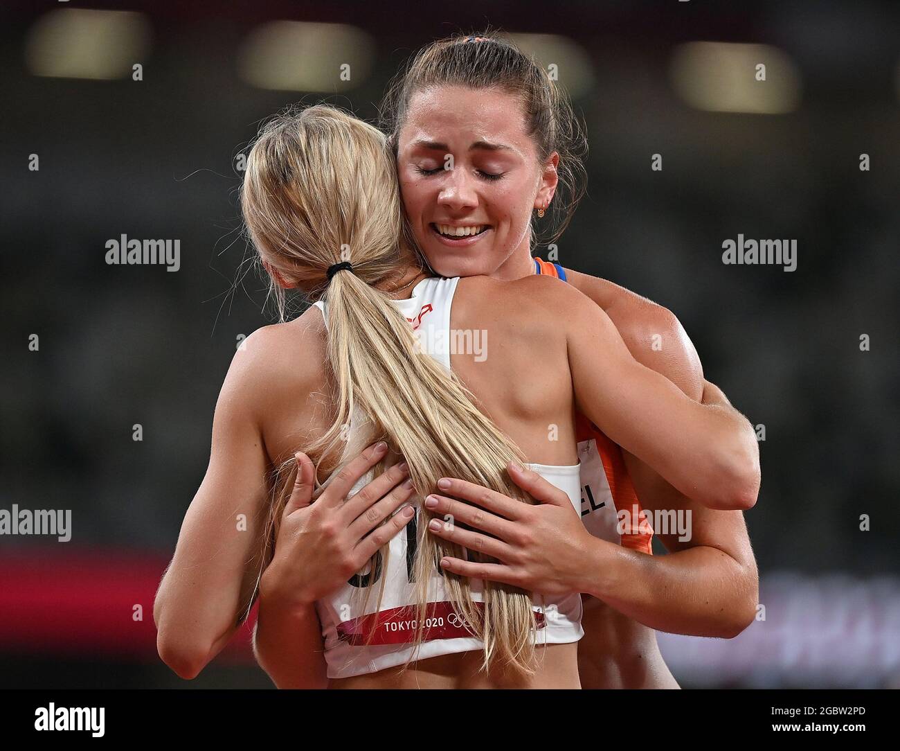 Tokyo, Japan. 5th Aug, 2021. Emma Oosterwegel (R) of the Netherlands ...