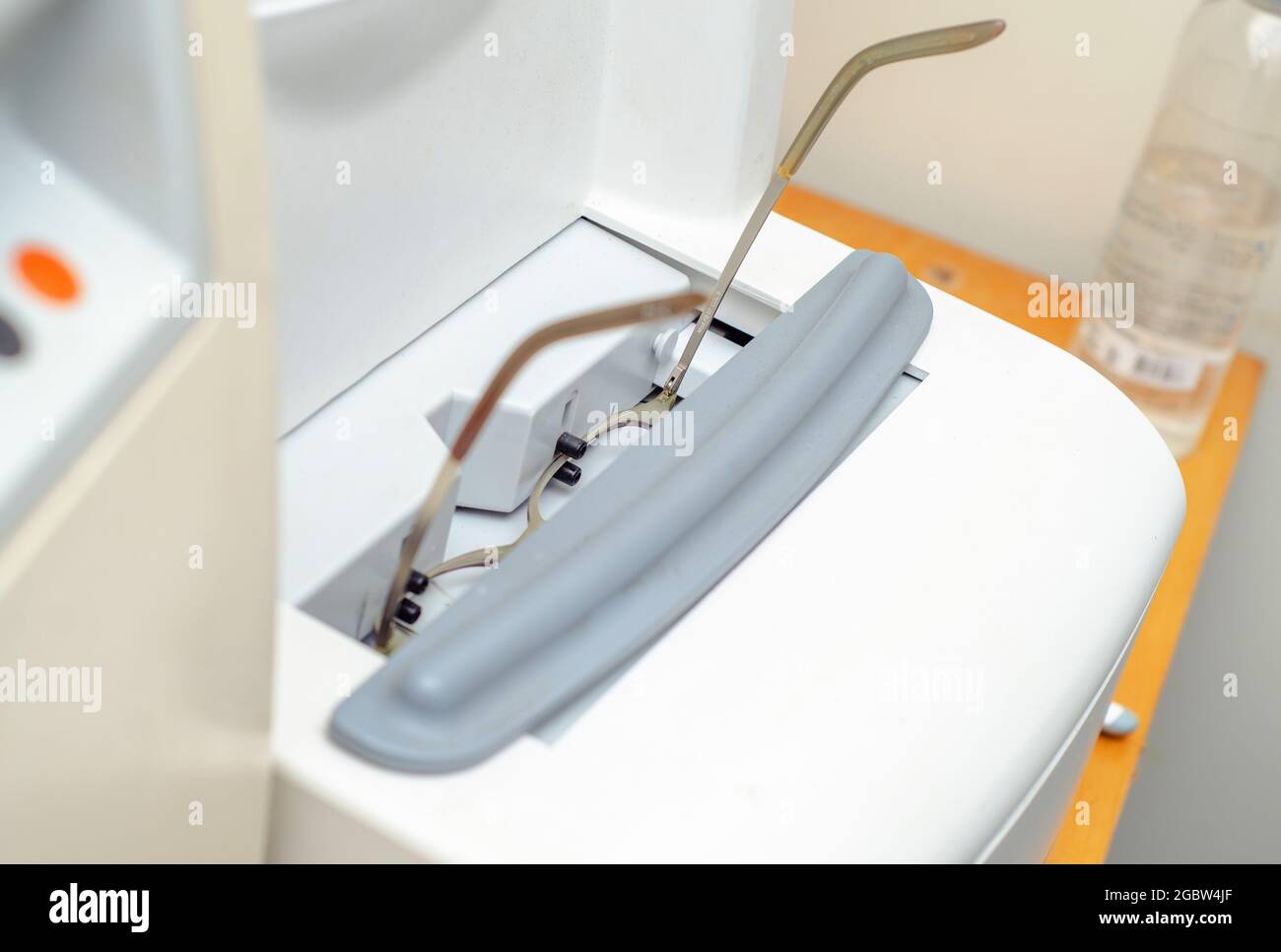 Making glasses. Device for measuring size of glasses Stock Photo - Alamy