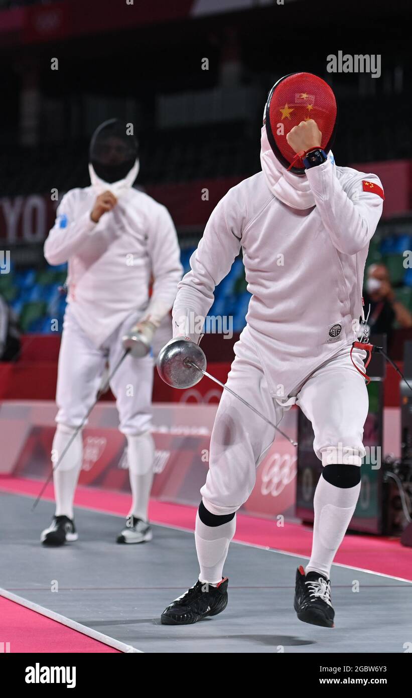 Tokyo, Japan. 5th Aug, 2021. Li Shuhuan (front) of China reacts during ...