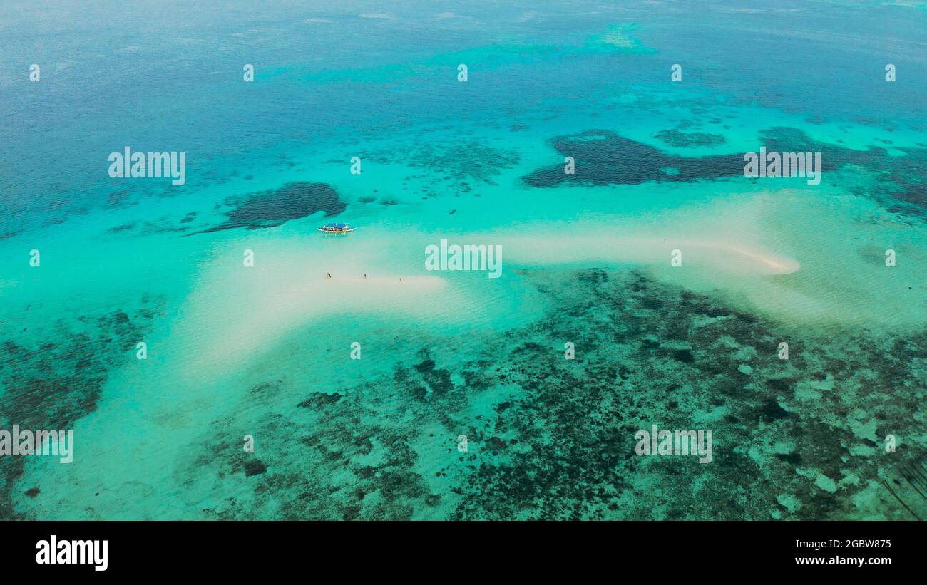 Seascape: Sandy bar, beach among coral reefs in turquoise atoll water ...