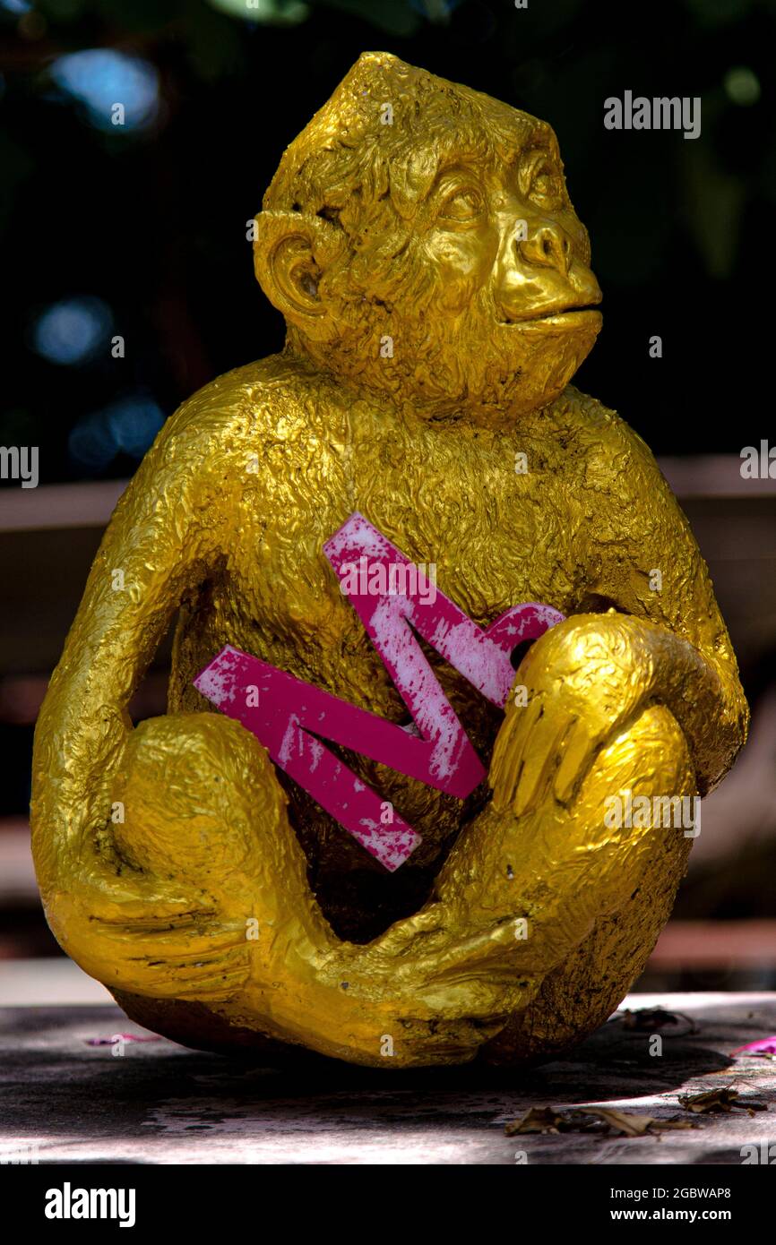 Monkey statue hi-res stock photography and images - Alamy