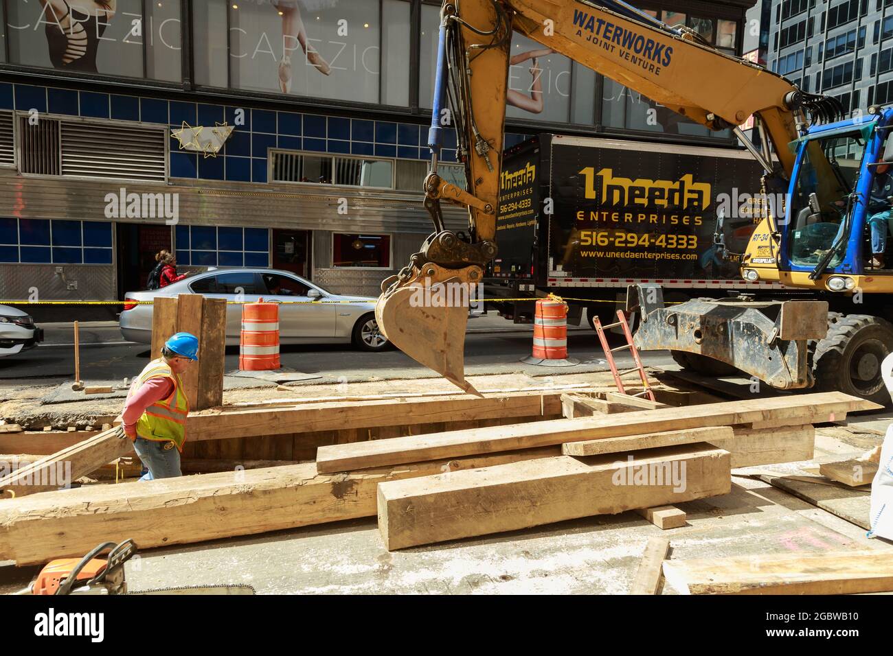19 APRYL 2019 NY. USA Manhattan,workers on a road construction ...