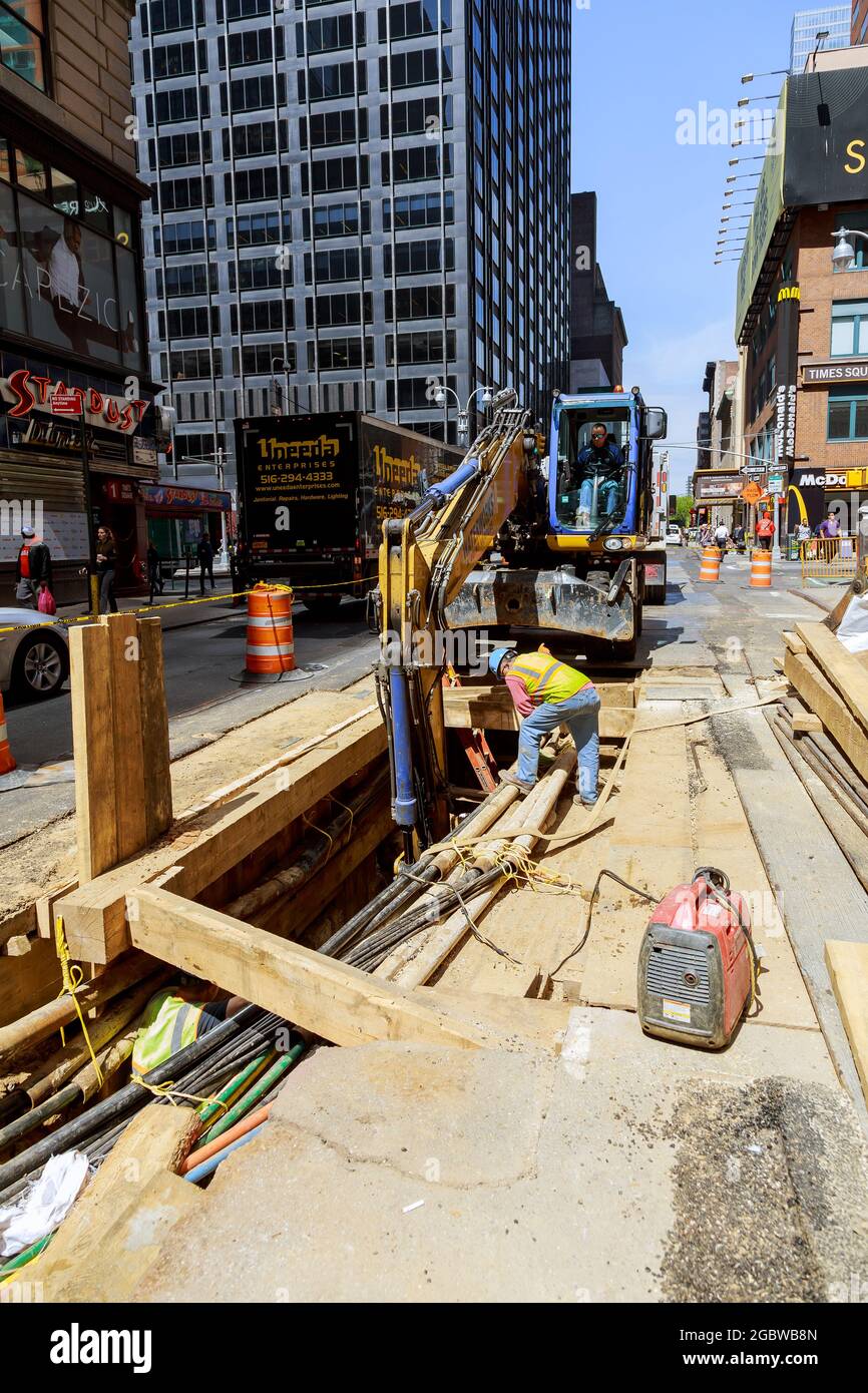 Construction workers doing road construction hi-res stock photography ...