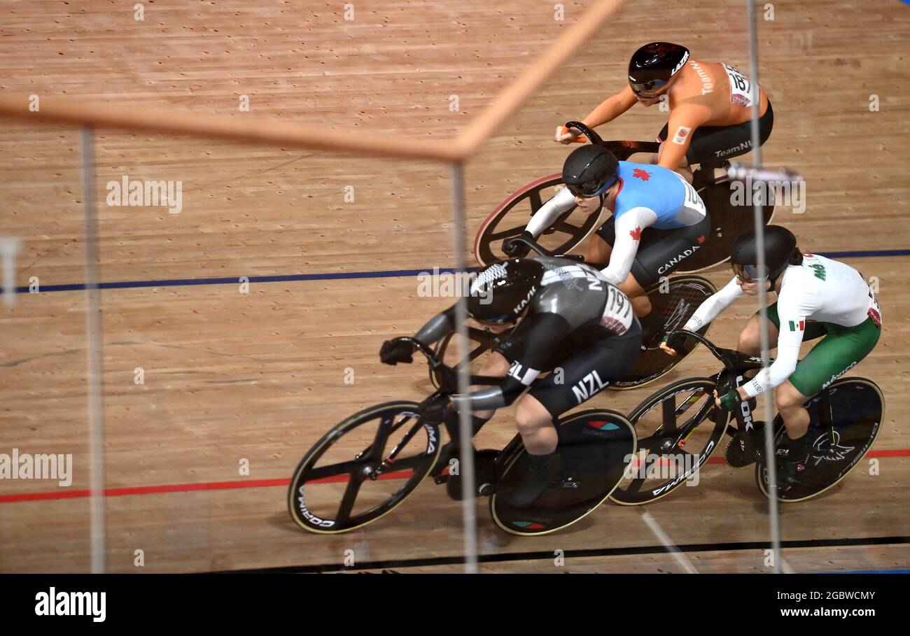 (210805) --IZU, Aug. 5, 2021 (Xinhua) -- Cyclists compete during the ...