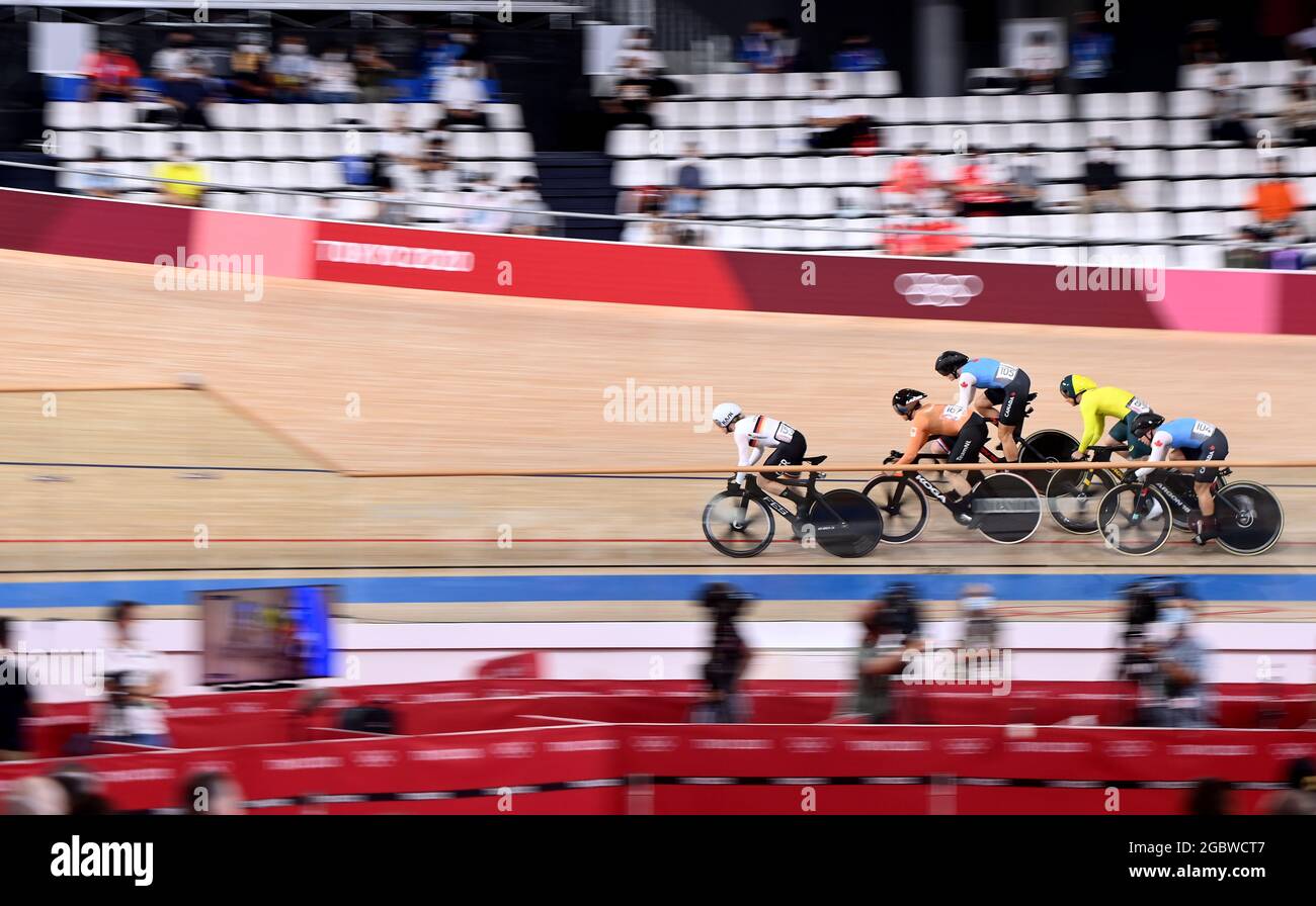 (210805) --IZU, Aug. 5, 2021 (Xinhua) -- Cyclists compete during the ...