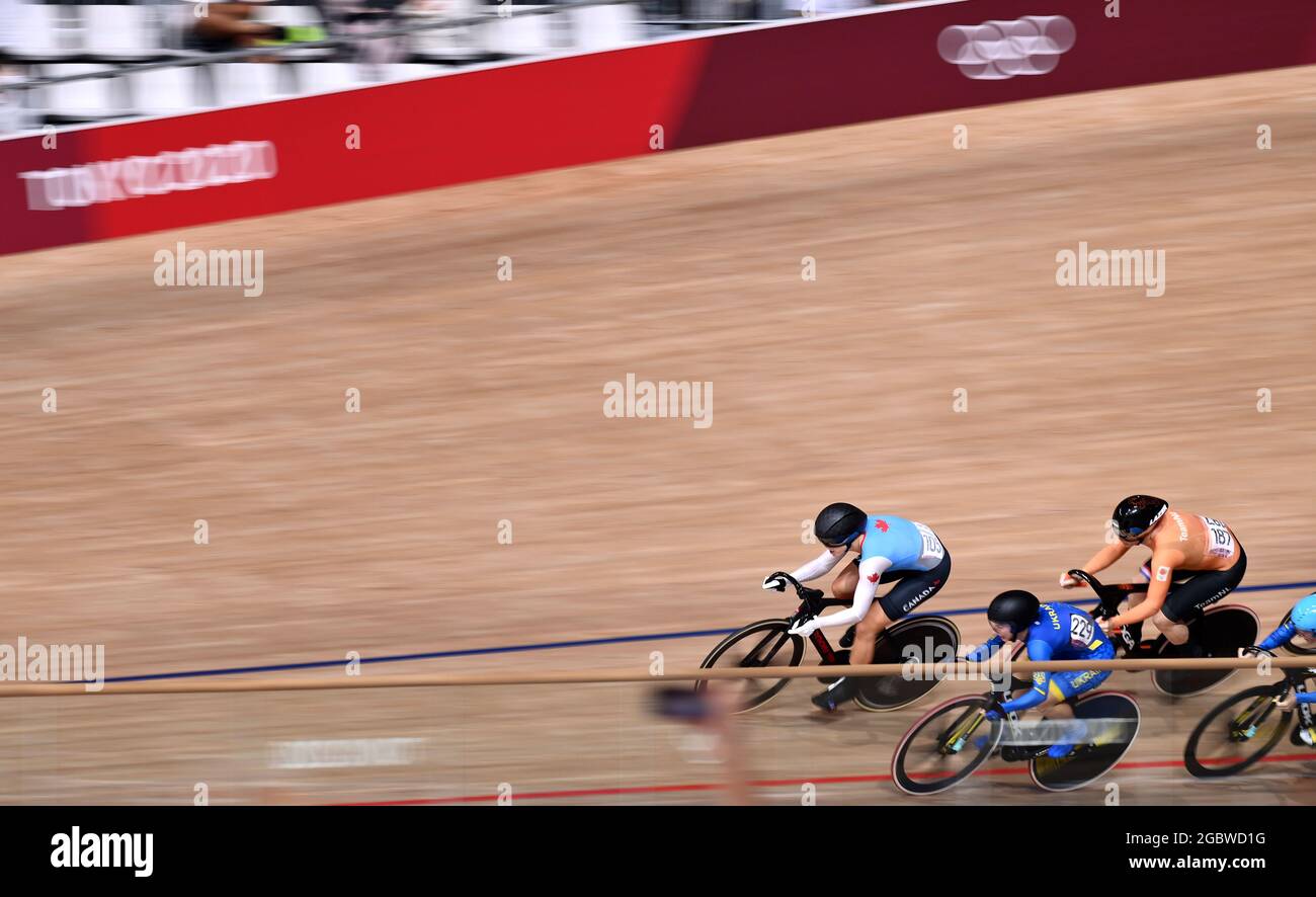 (210805) --IZU, Aug. 5, 2021 (Xinhua) -- Cyclists compete during the ...