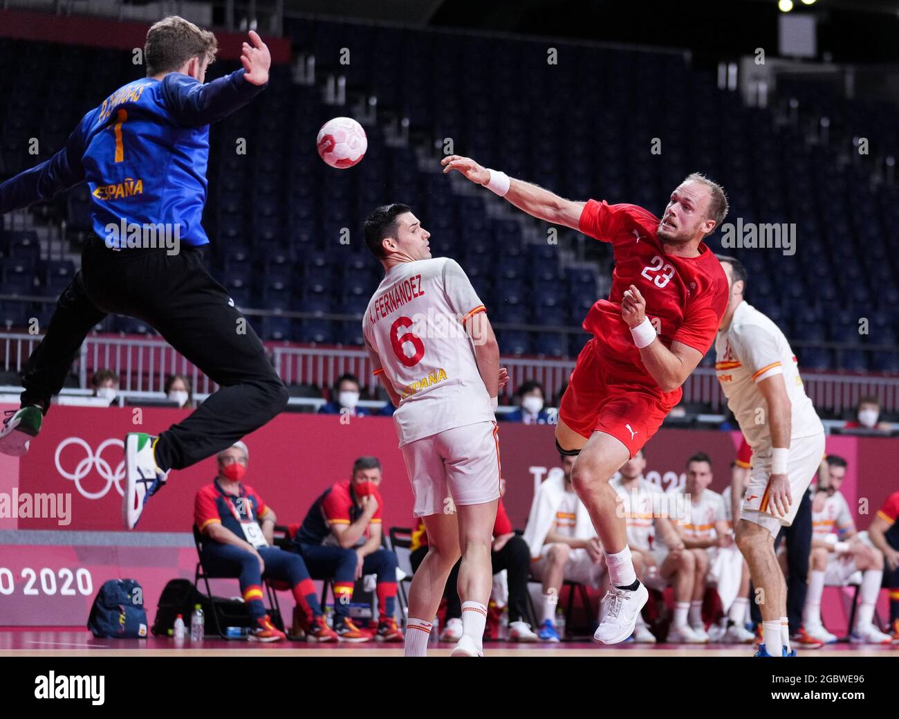 Tokyo, Japan. 5th Aug, 2021. Henrik Toft Hansen (R) of Denmark competes ...
