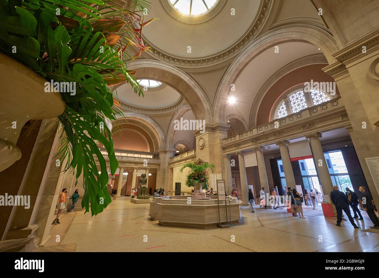 The Metropolitan Museum of Art Great Hall interior Stock Photo - Alamy