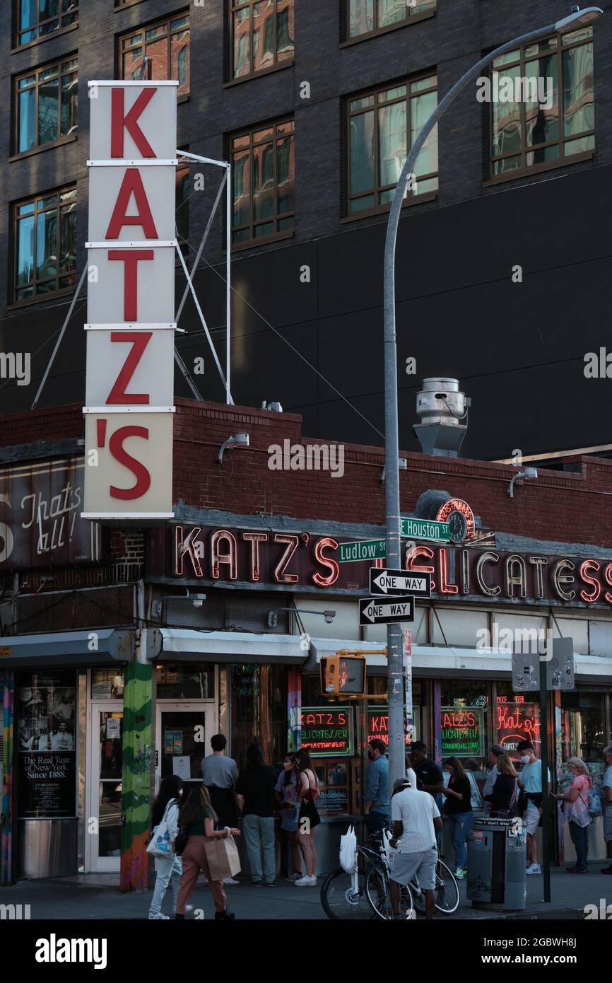 Queue to the Katz's Deli Restaurant in Manhattan, New York Stock Photo ...