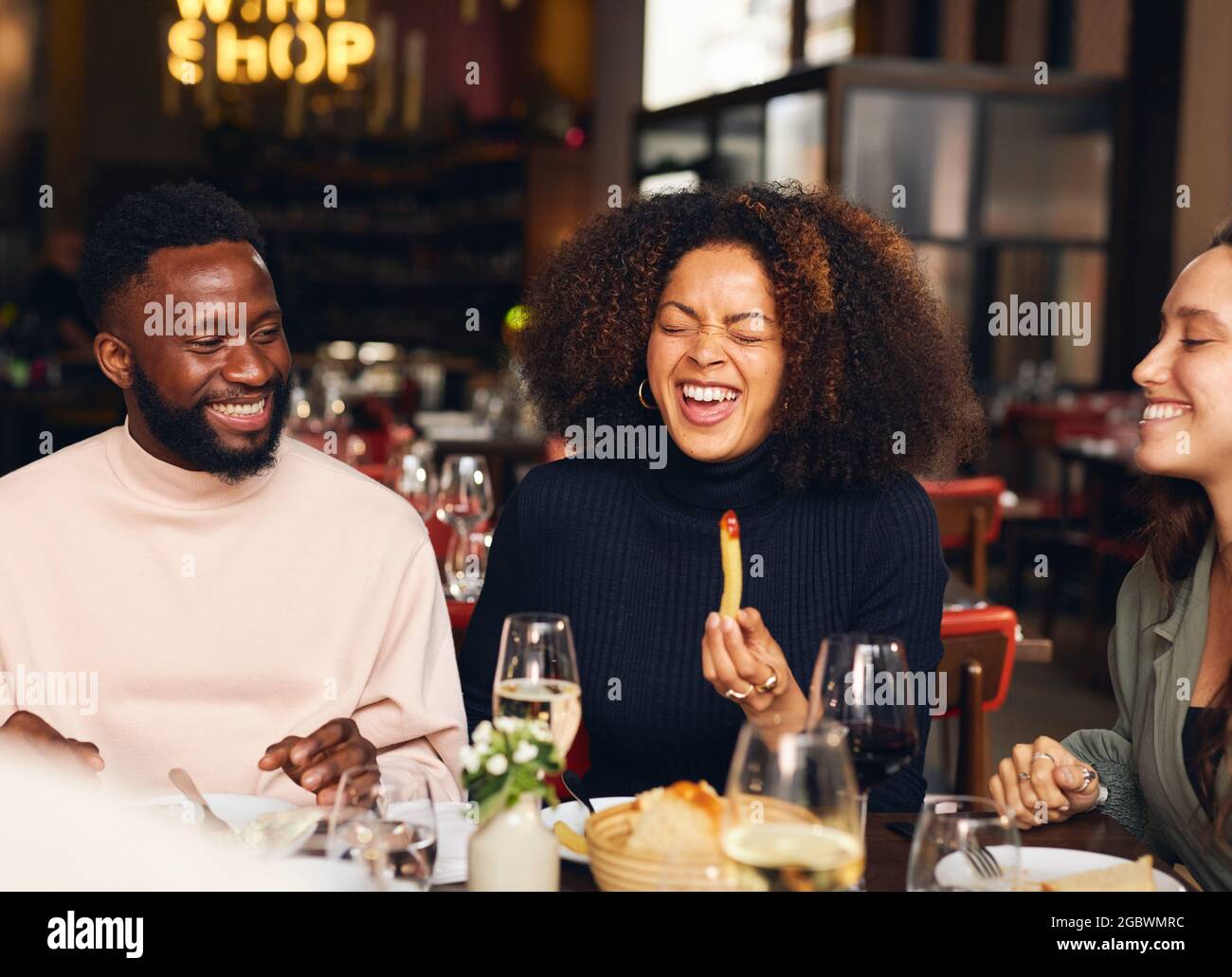 20 fun group eating out hi-res stock photography and images - Alamy
