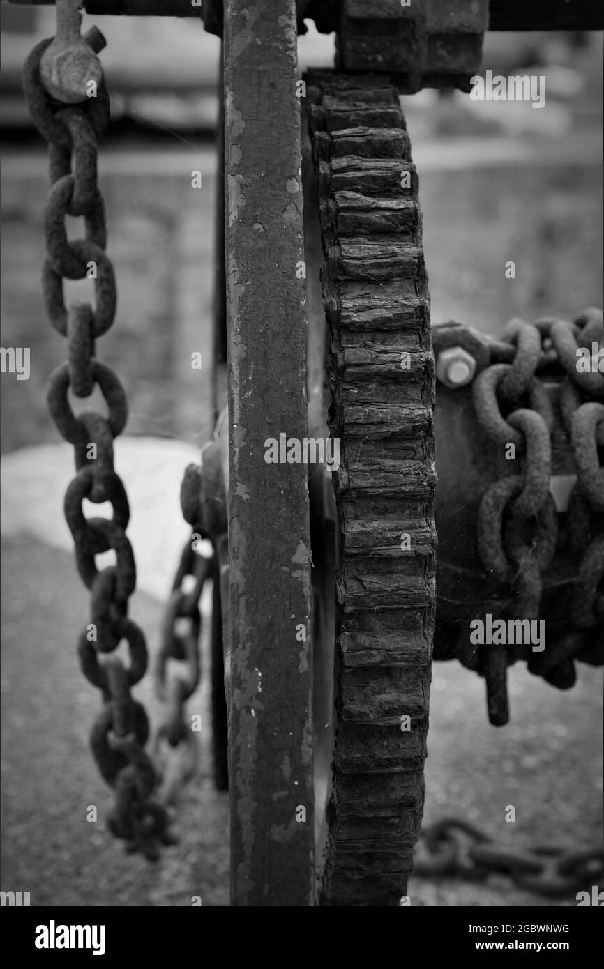 RUSTY COGS AND CHAIN ON A WINCH AT BUDE ARBOUR CANAL IN CORNWALL Stock ...