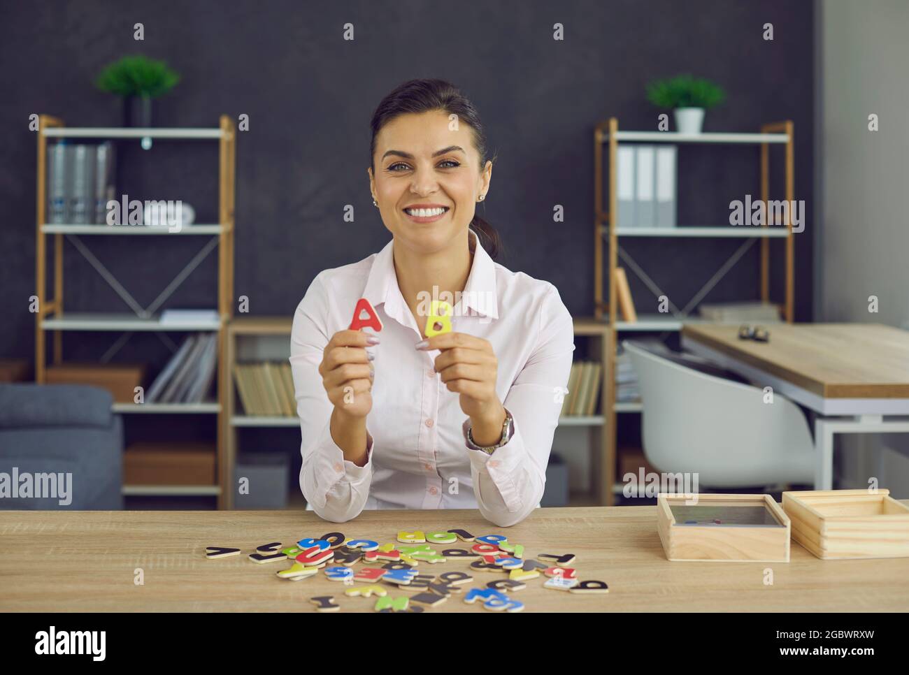 Learning english classroom hi-res stock photography and images - Alamy