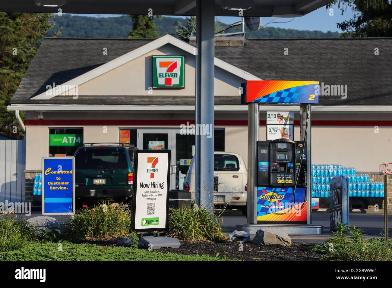 A now hiring sign seen at a 7-Eleven convenience store Stock Photo - Alamy