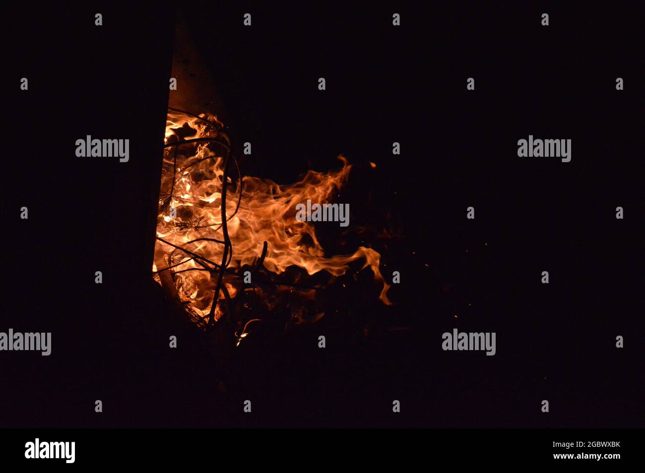 Campfire with fire pit at night Stock Photo - Alamy