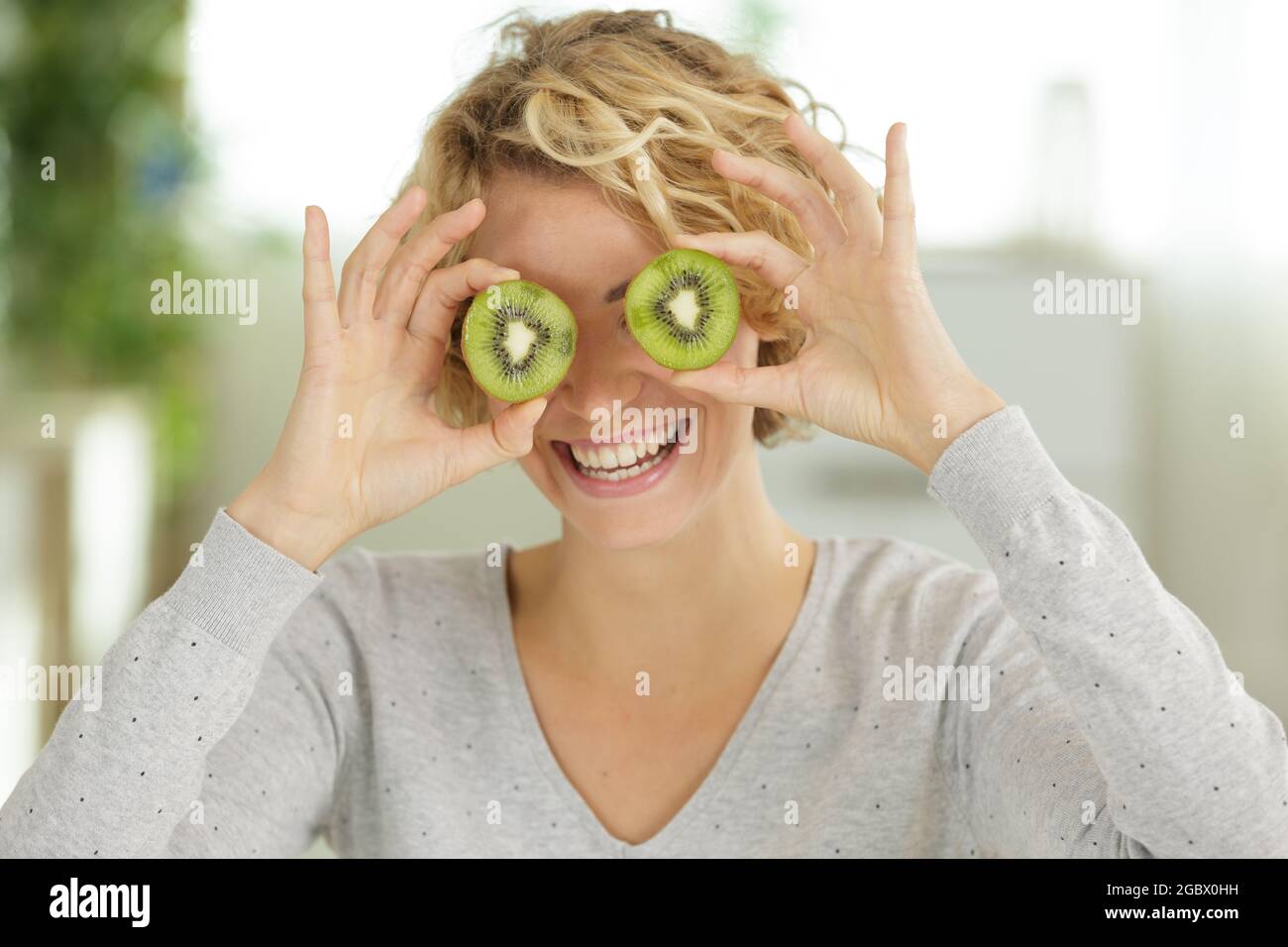 beautiful woman using kiwis Stock Photo - Alamy