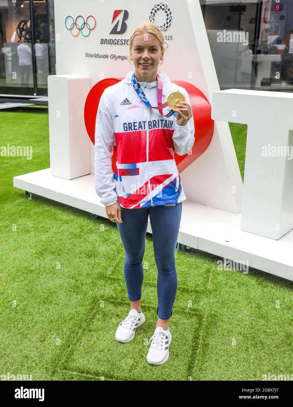 London, UK. 05th Aug, 2021. Gold Medal winning Swimmer Anna Hopkin ...