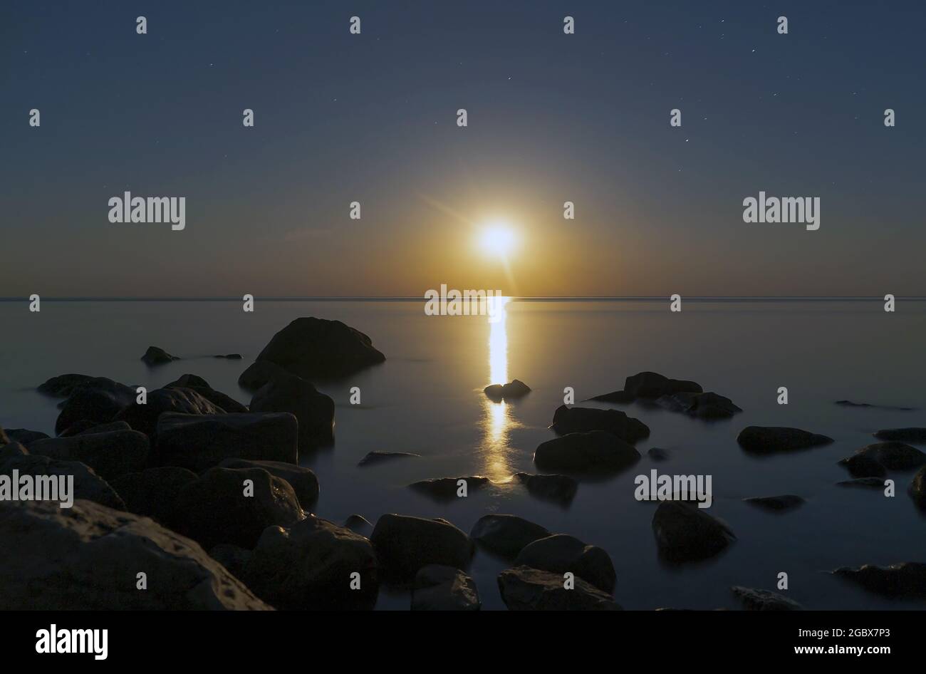 Moon night beach sea hi-res stock photography and images - Alamy