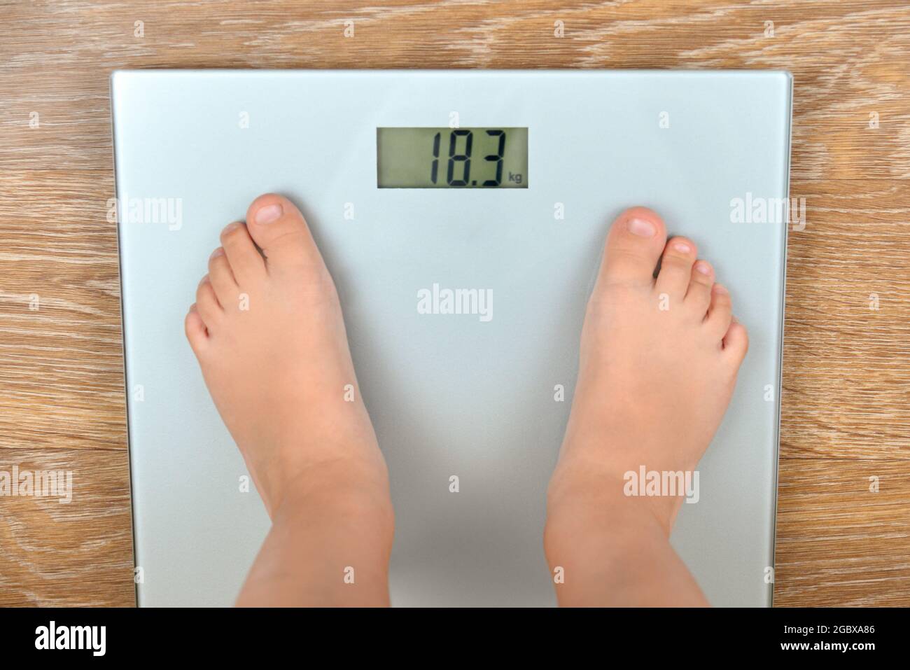 Fat child scales hi-res stock photography and images - Alamy