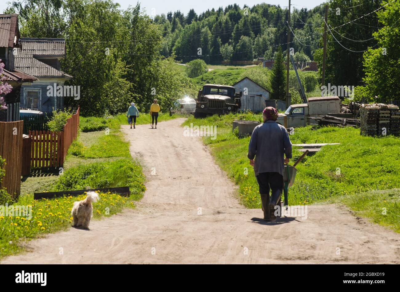 Dirt road in a Russian village. Wide road Stock Photo - Alamy