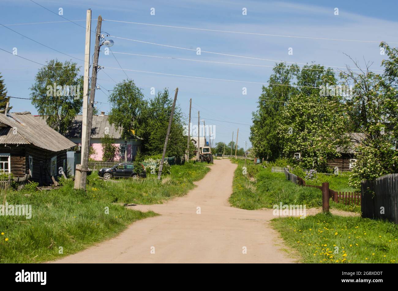 Dirt road in a Russian village. Wide road Stock Photo - Alamy
