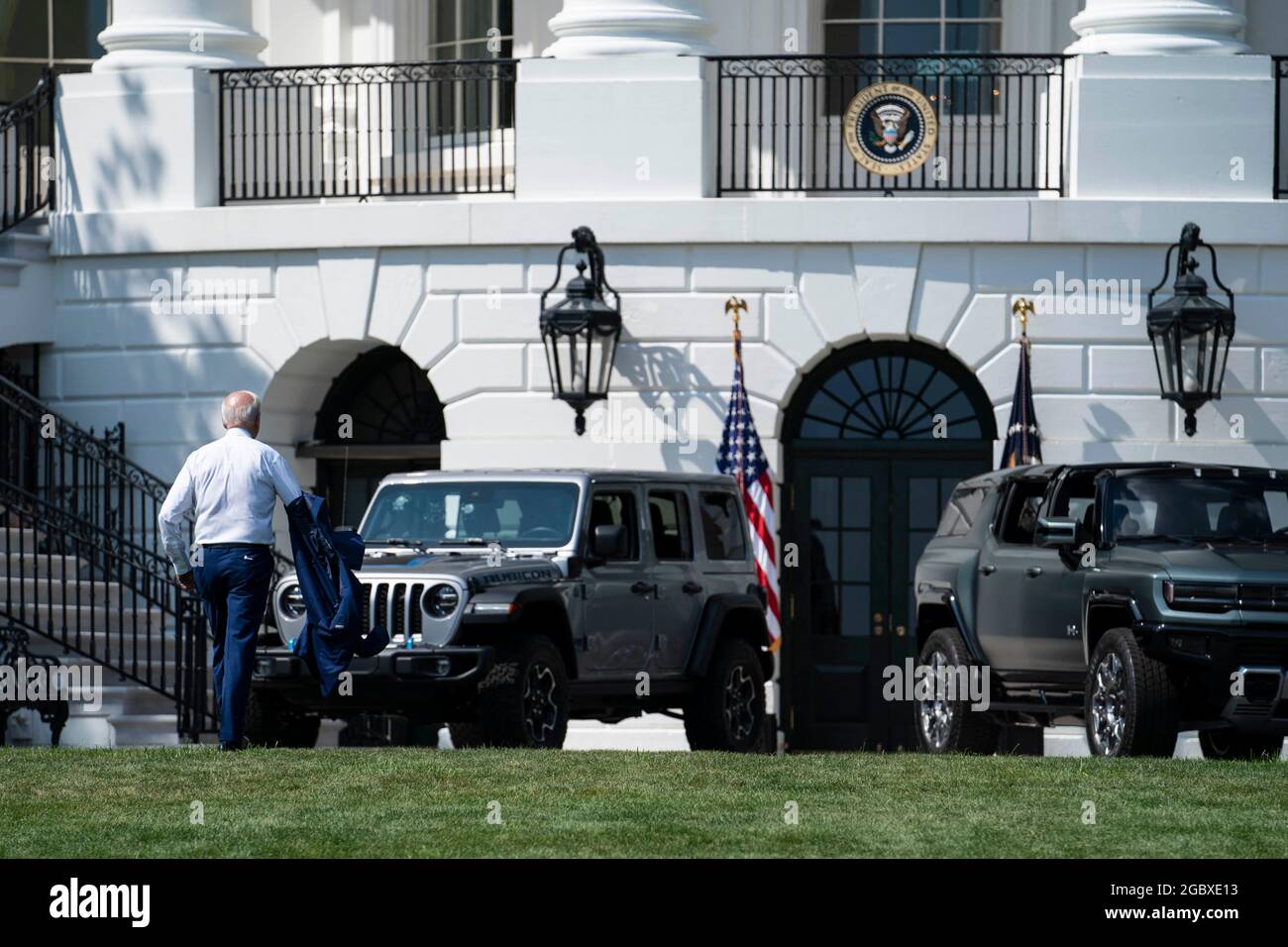 White jeep wrangler rubicon hi-res stock photography and images - Alamy