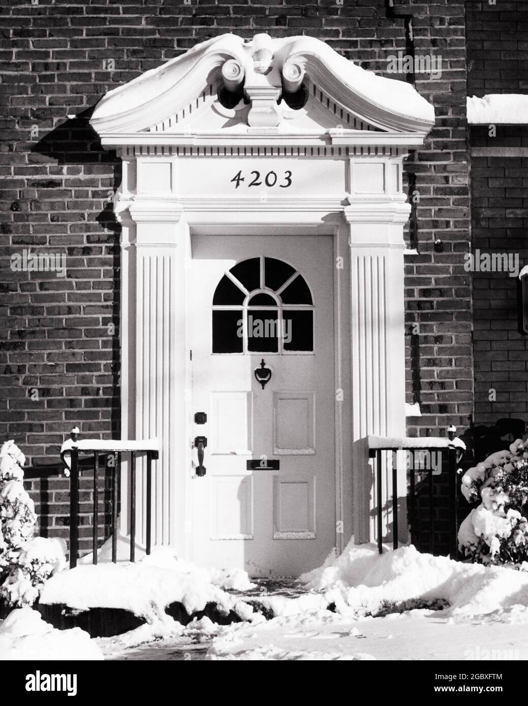 Broken swan neck pediment hi-res stock photography and images - Alamy