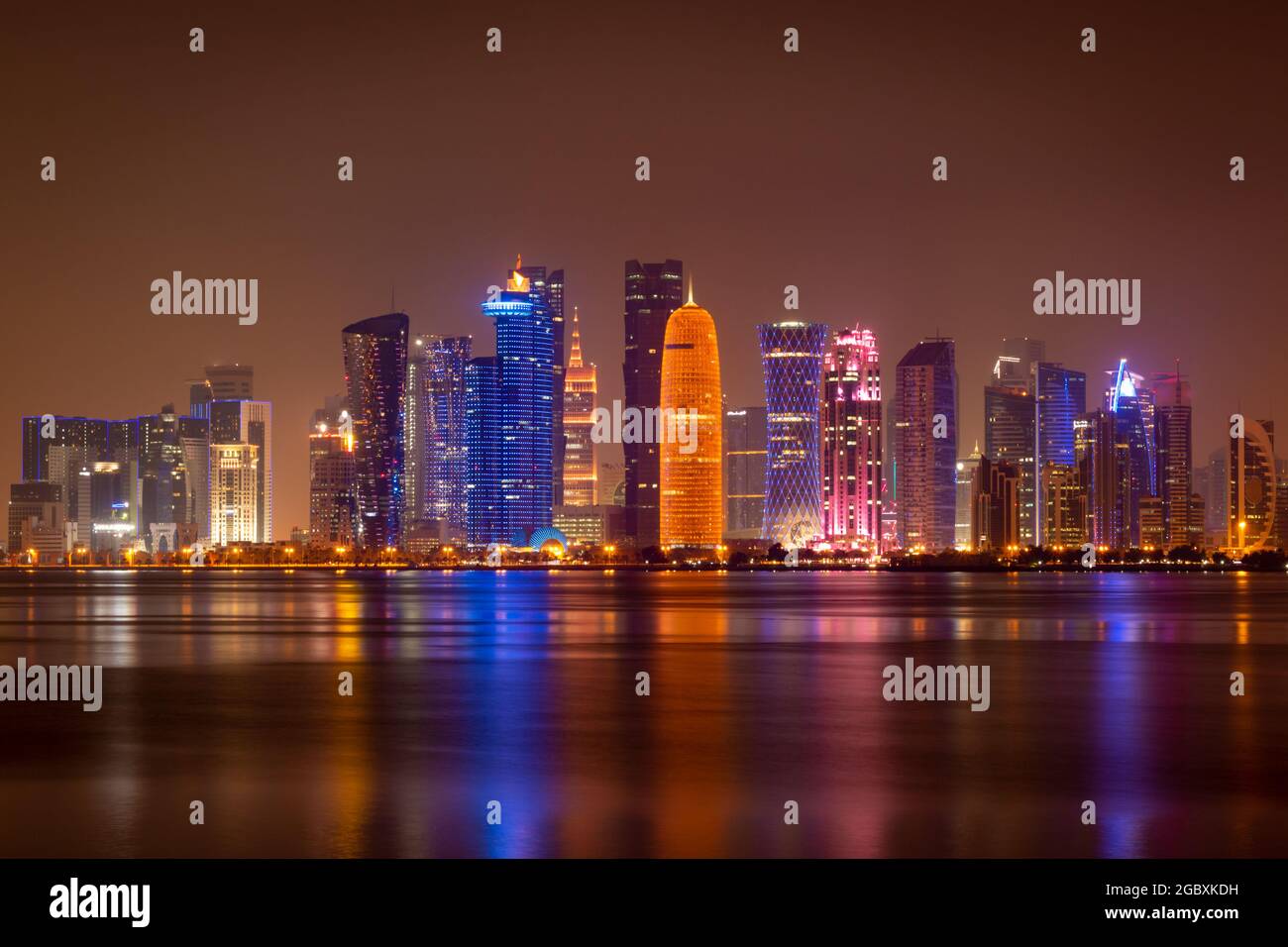 Illuminated skyline hi-res stock photography and images - Alamy