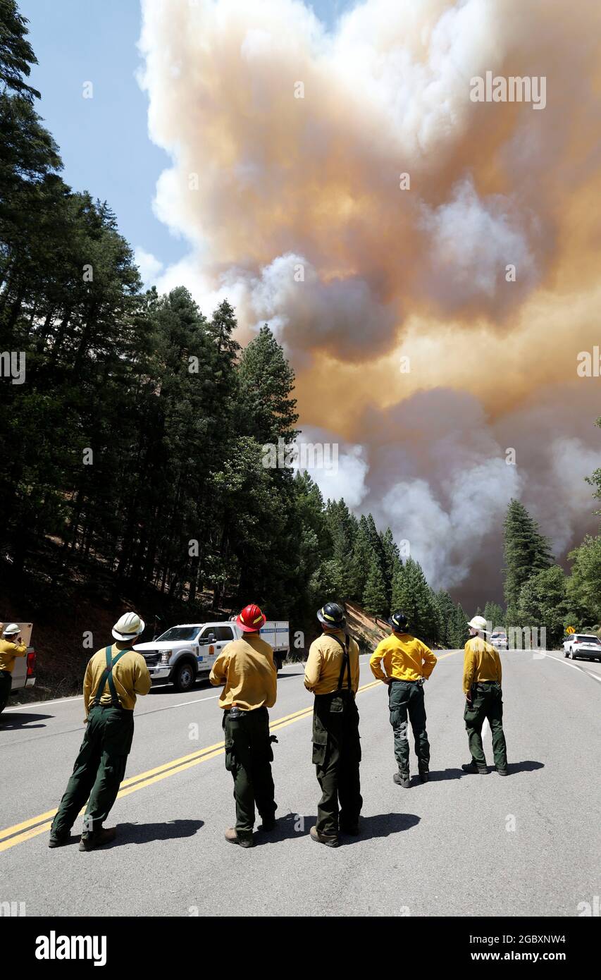 Wildfire smoke california highway hi-res stock photography and images ...