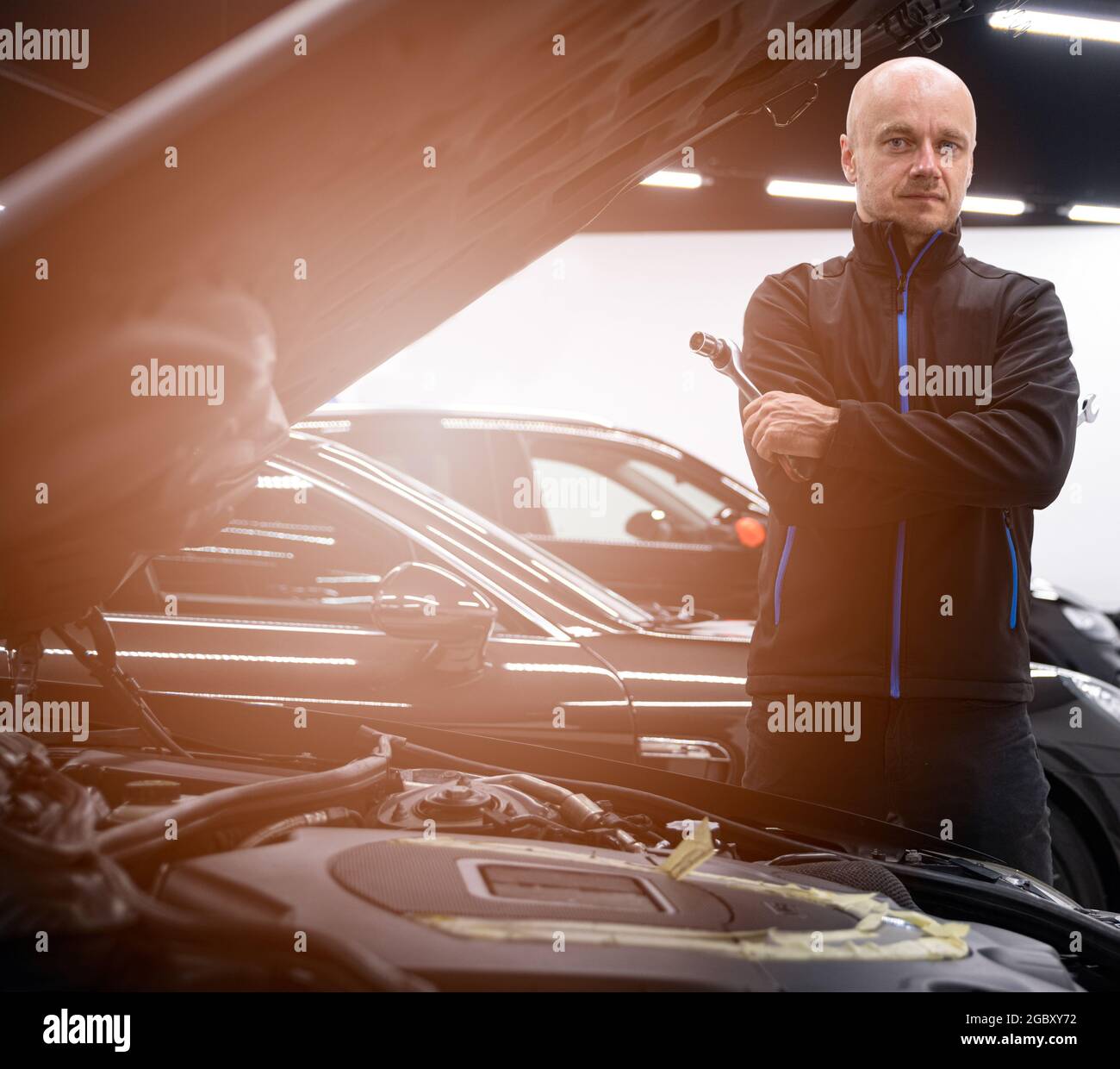 Auto mechanic holding engine hi-res stock photography and images - Alamy