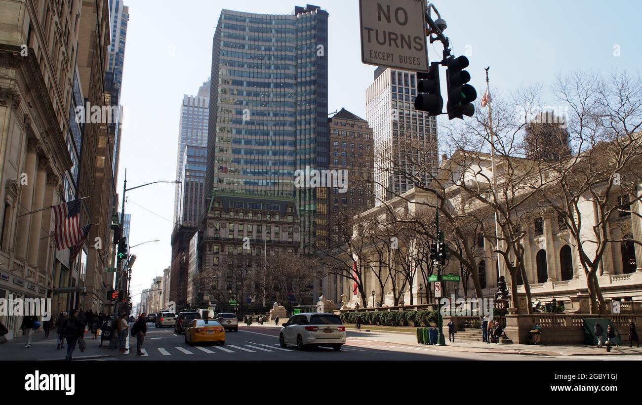 Street scene at the corner of 5th Ave and 42nd Street, New York Public ...