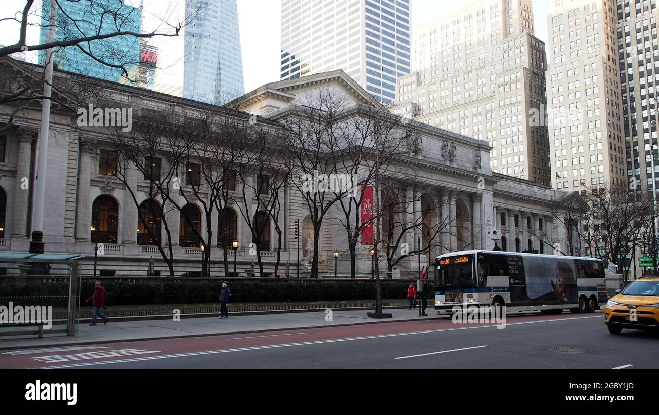 Street scene at the corner of 5th Ave and 42nd Street, New York Public ...