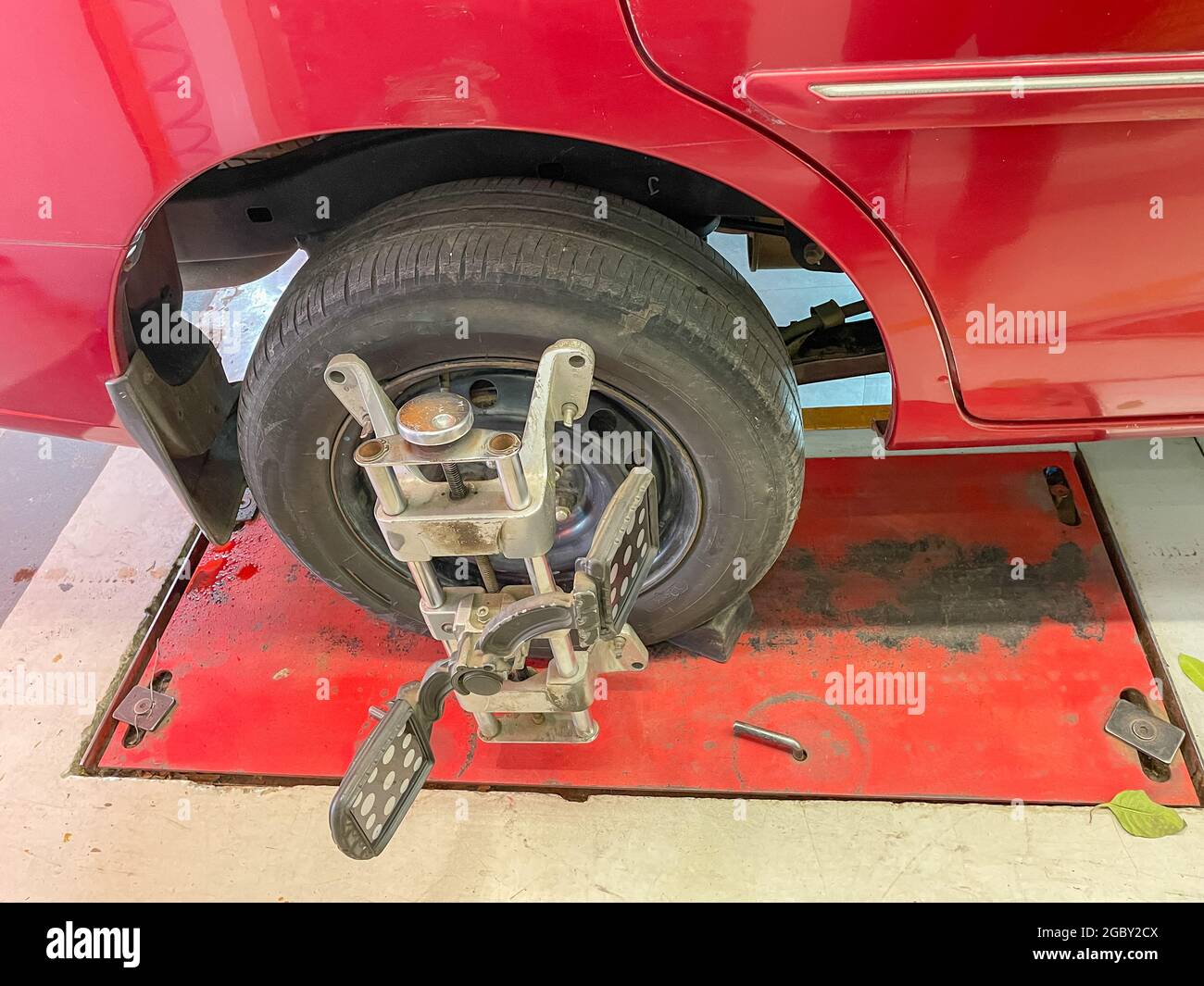 Car alignment platform hi-res stock photography and images - Alamy