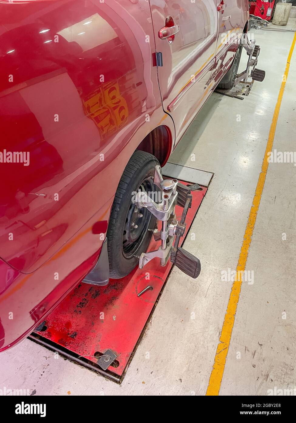 Car alignment platform hi-res stock photography and images - Alamy